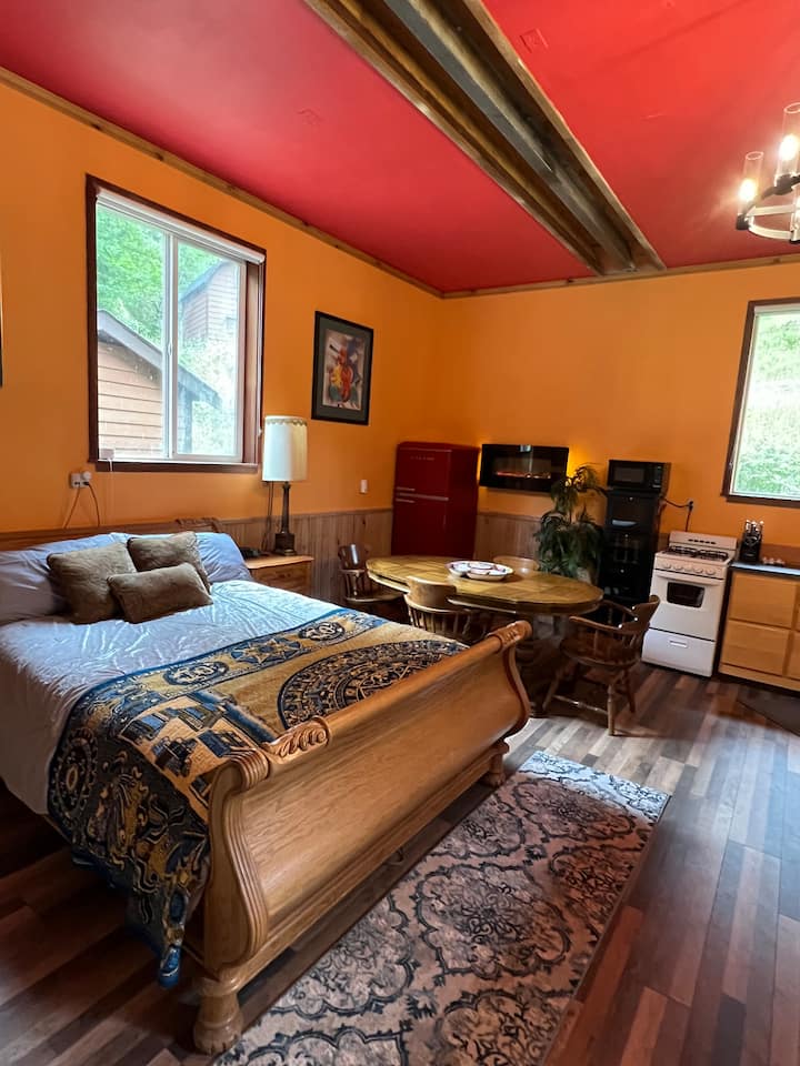 Serene Creekside Studio - Arcata, CA