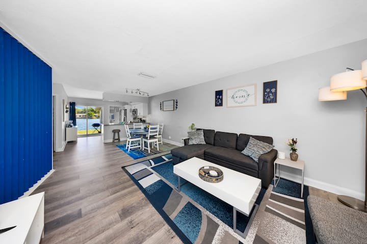 Stylish 2 Bedroom Home With Lakeview - Miami Gardens, FL