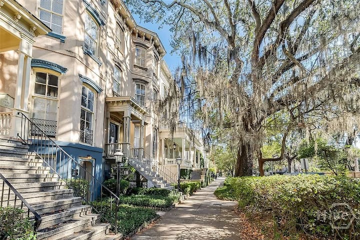 Historic Townhome & Carriage House, Near Forsyth! - Savannah