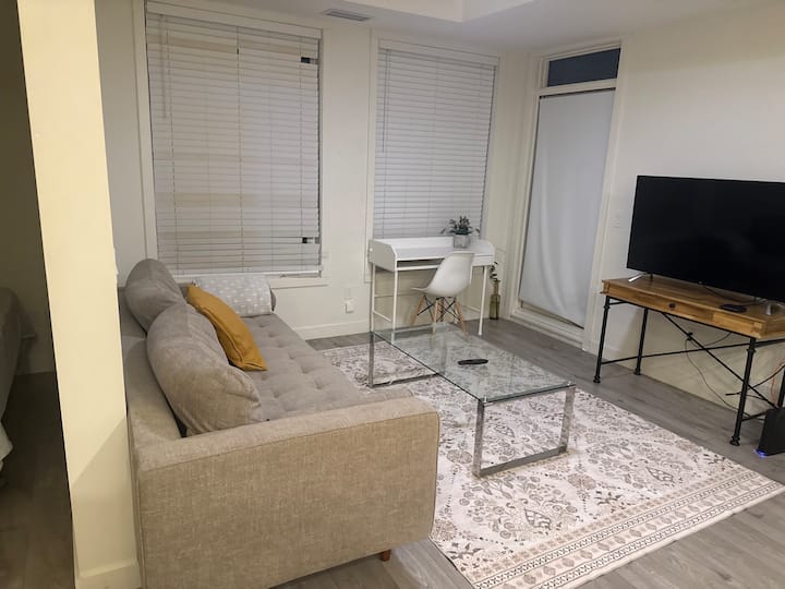 Entire 1br + Den (2 Beds) | Near Downtown. - Calgary