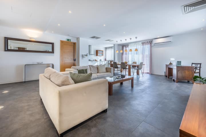 Bright & Comfy Gem ~ 5* Central Location ~ Parking - Malta