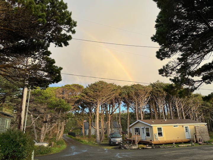 Waves & Wine ~ Beach Office, King Bed, Pets Ok - Yachats, OR