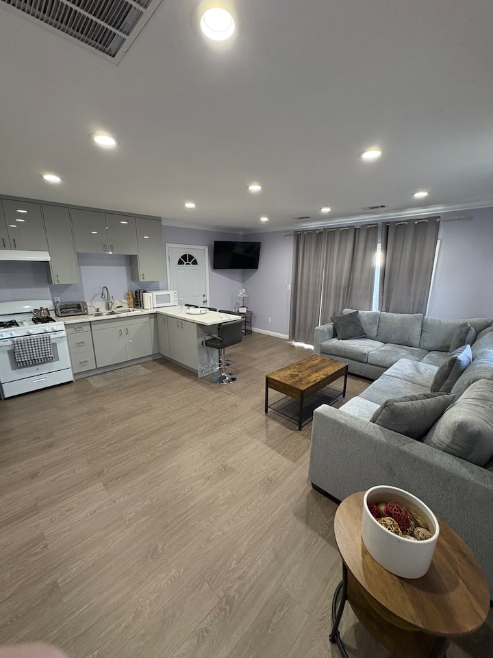 Burbank Executive Stay | Parking + Wi-fi - Burbank, CA