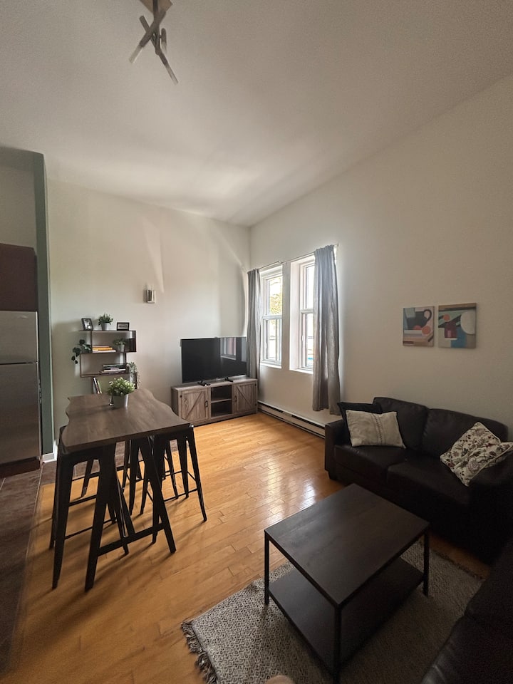 Fabulous 2 Bedroom Condo In Mtl! -
