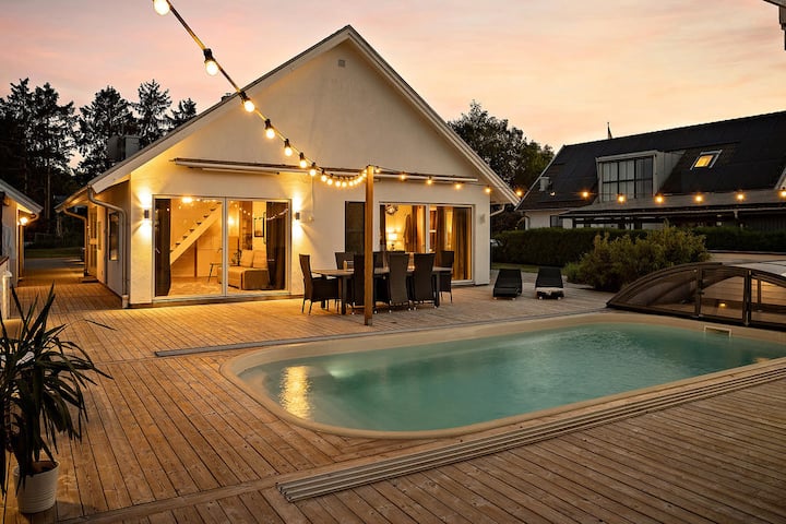 Modern Villa Med Pool Och Jacuzzi.
Bastu I Poolhus - Löddeköpinge