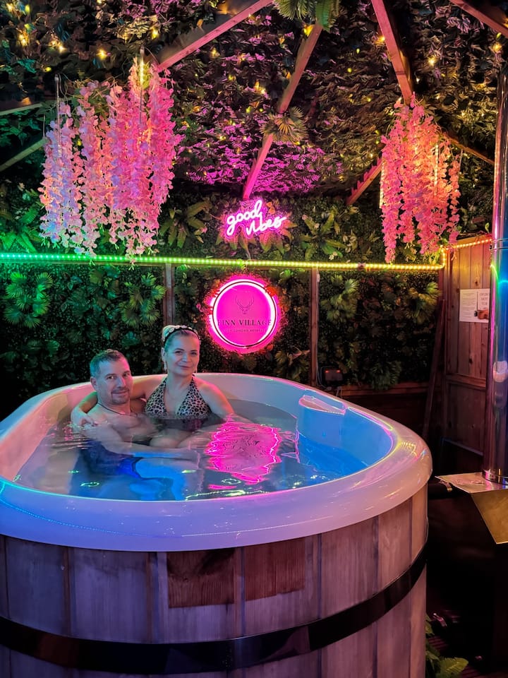 Finn Village Sunset Glamping Pod & Private Hot Tub - Loch Lomond