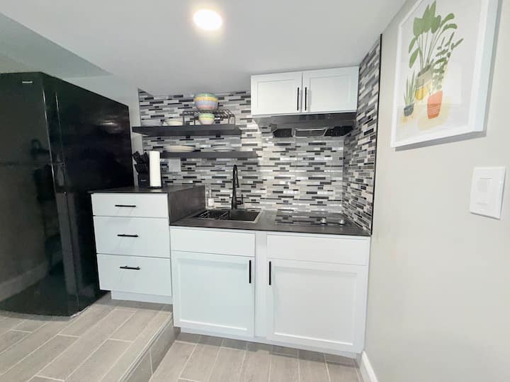 Private: Bath, Entrance, Kitchen, Desk W/ Wifi - Baltimore, MD