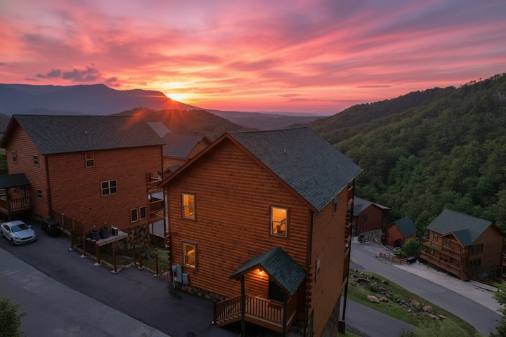 Xmas Decked! Private Pool, Hot Tub, Pets Ok, Views - Pigeon Forge, TN