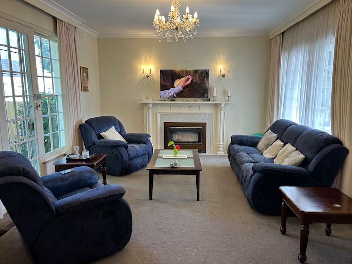 Very Large, 3 Bedroom Family Home For 7 People - Ivanhoe