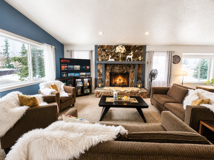 Cheerful & Spacious Home/ Fireplace~9 Beds~ - アンカレジ, AK