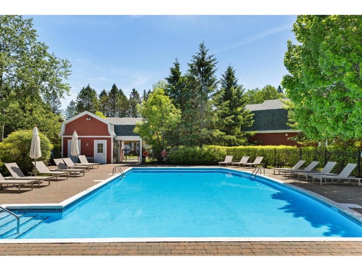 Au Neuvième Trou At Borealis: Summer Pool + Golf! - Mont-Tremblant