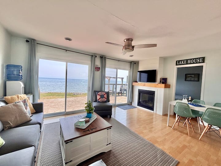 4 Season Lakefront Cottage W Private Lake Access - Ontario