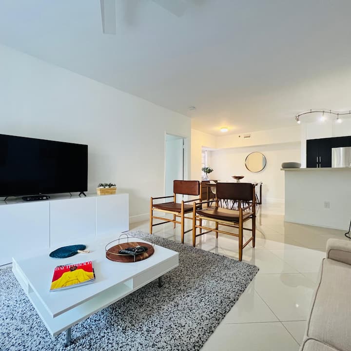 Modern And Clean In The Green - Aventura, FL