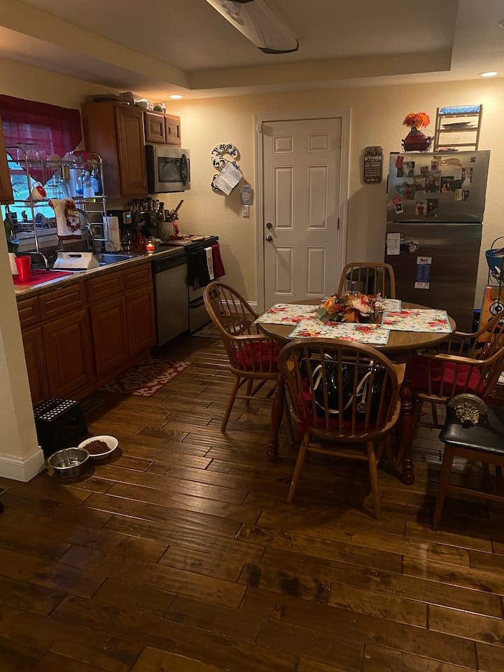 Lmu 1 Mile Away. Includes Full Dinner On Holidays - Cumberland Gap, TN