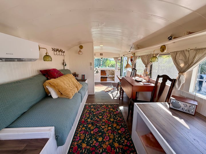 Vintage Boho Tiny Bus Retreat On A Farmstead - Exeter, CA