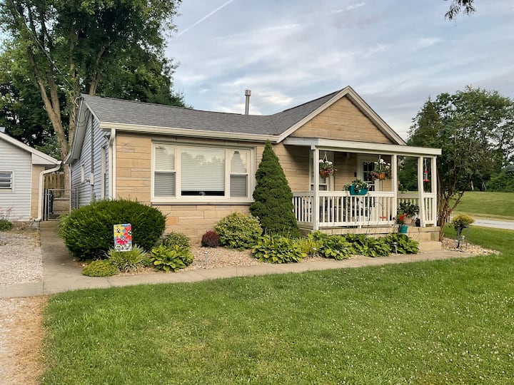 Cozy Home + Private Hot Tub - Bloomington, IN