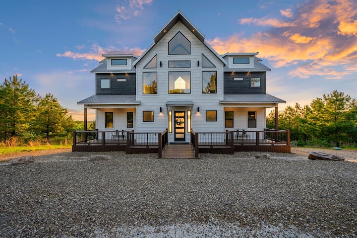 Diamond On The Bluff- Amazing Views! Sleeps 16 - Broken Bow, OK