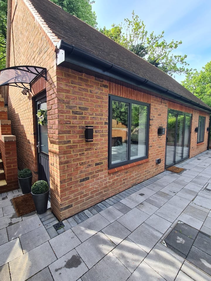 2 Bedroom Guest House, Sleeps 4 With Parking - Croydon