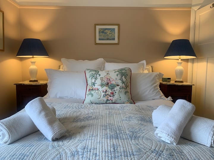 Pretty Three Bedroom Home By The Sea - Deal