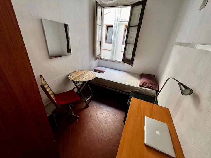 Cheap Single Room In Eixample - Barcelona