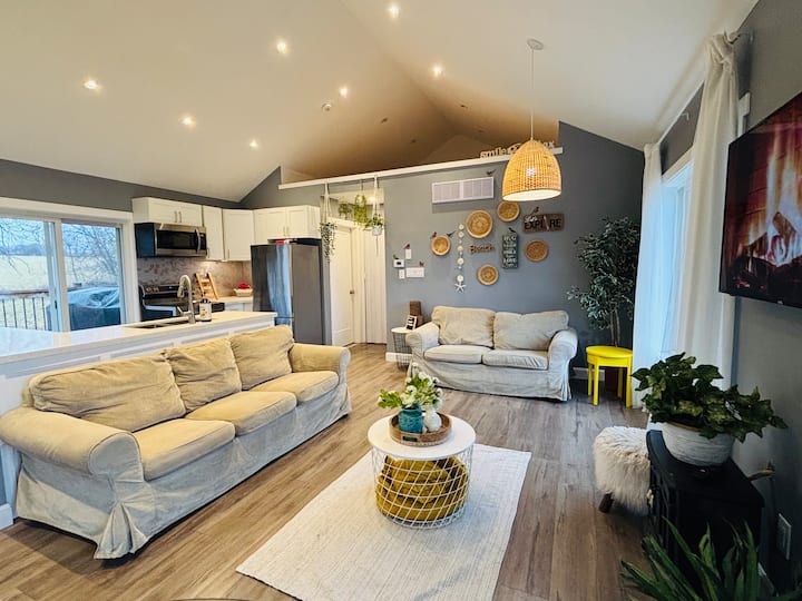 All Seasons Cozy Cottage | Near Toronto - Kawartha Lakes
