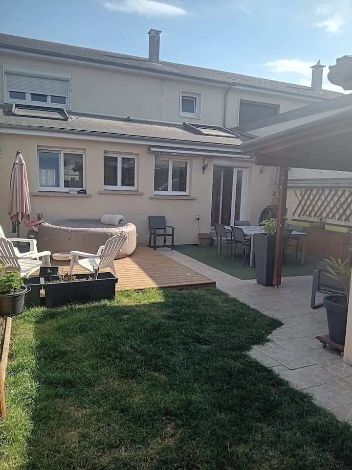 Maison Chaleureuse Avec Parking Gratuit Sur Place - Le Mans