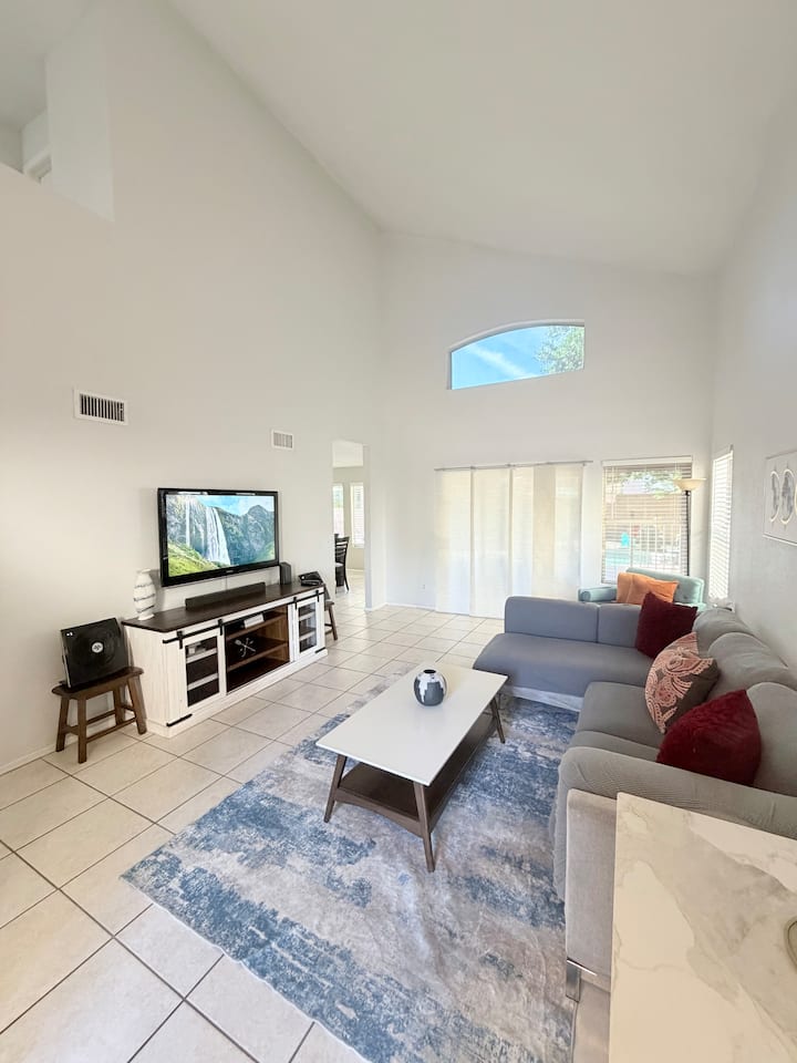 *Modern Spacious 3 Br Home* W/ Pool And Games - Phoenix, AZ