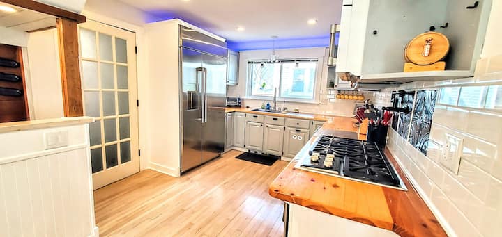 Cute Cape Cod + Jacuzzi Jet-tub, Sauna & Fire Pit - Madison, WI