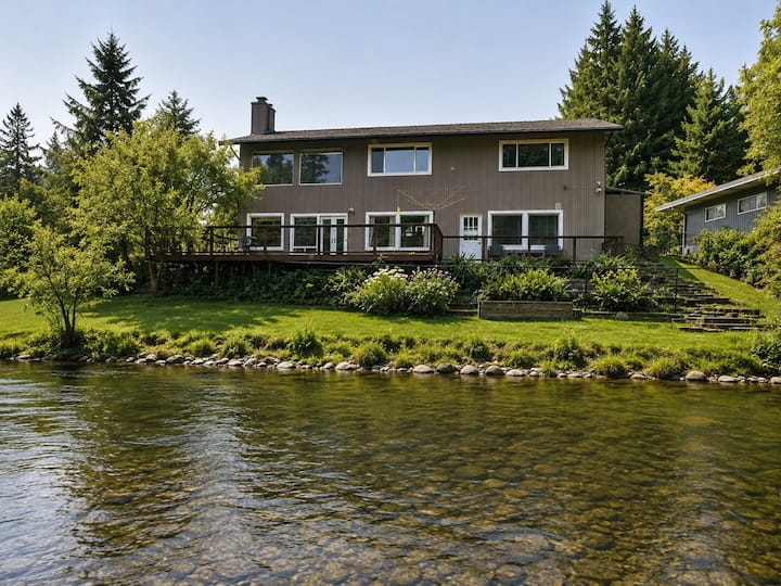 Riverside Home With A Rustic Charm - Troutdale, OR