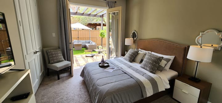 Guest Bedroom W/ Private Access, Bathroom & Pool - McKinney