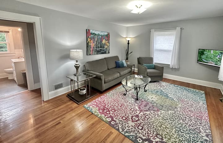 Washer/dryer, Desk, 2 Smart Tvs, Sidewalks - Hickory, NC