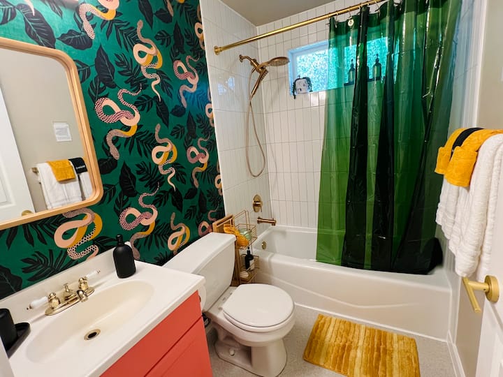 Glam Pvte Suite 1br/1ba Near Dtwn - Self Check - Olympia, WA