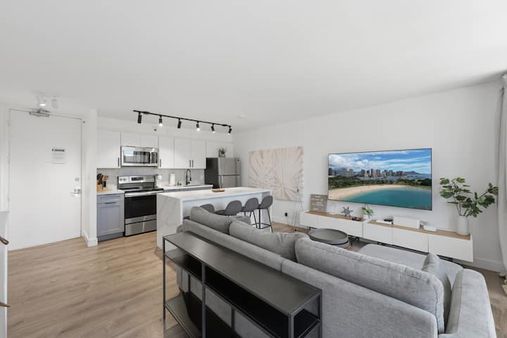 Renovated Waikiki Banyan 1br+free Parking~ - Honolulu, HI