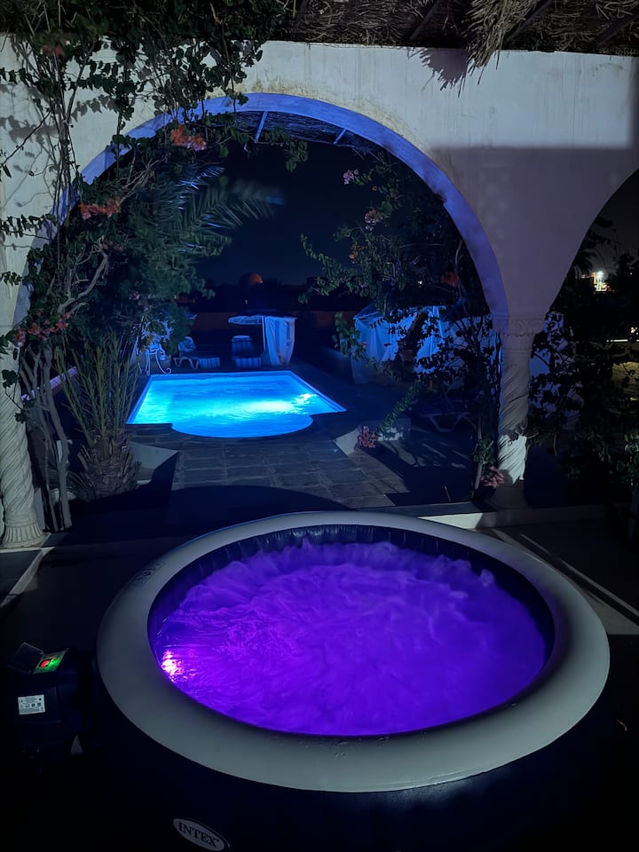 Dar Bacha Ii
Piscine Et Jacuzzi Sur 5000 M3 - Tunisia