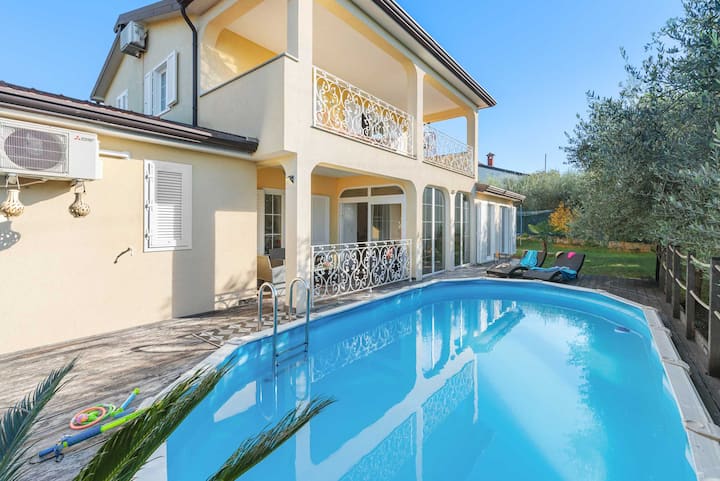 Villa Seabird Holiday House With Private Pool - Poreč