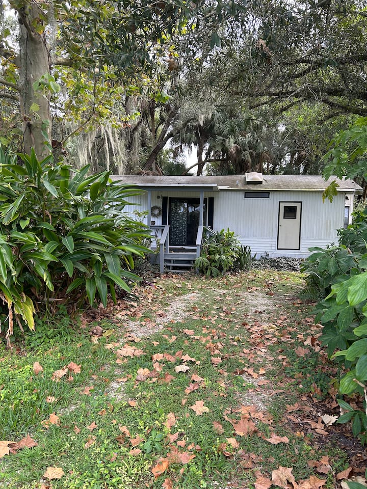 Cute Manufactured Home On 5 Lush Tropical Acres. - Fort Myers, FL