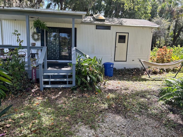 Cute Manufactured Home On 5 Lush Tropical Acres. - Fort Myers, FL