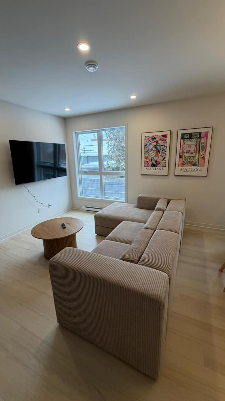 Bright & Minimal Urban Retreat | River View - Laval