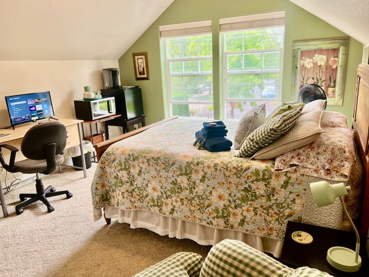 Storybook Studio
• Tranquil Eugene Retreat Near Uo - Eugene, OR