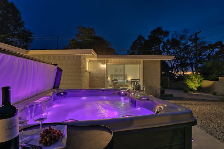Hot Tub, Mountain Views, Big Yard-family Friendly! - Albuquerque, NM