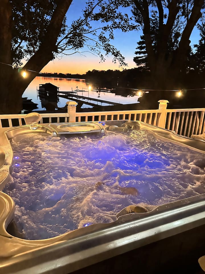 Lakefront Cabana | Sunsets + Hot Tub | Sleeps 6 - Brooklyn, MI
