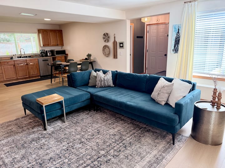Ashworth Abode - Spacious 2 Bedroom Garden Unit - Shoreline, WA