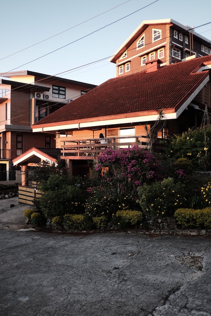 Cozy & Nostalgic Baguio Home W/ Modern Amenities - Baguio