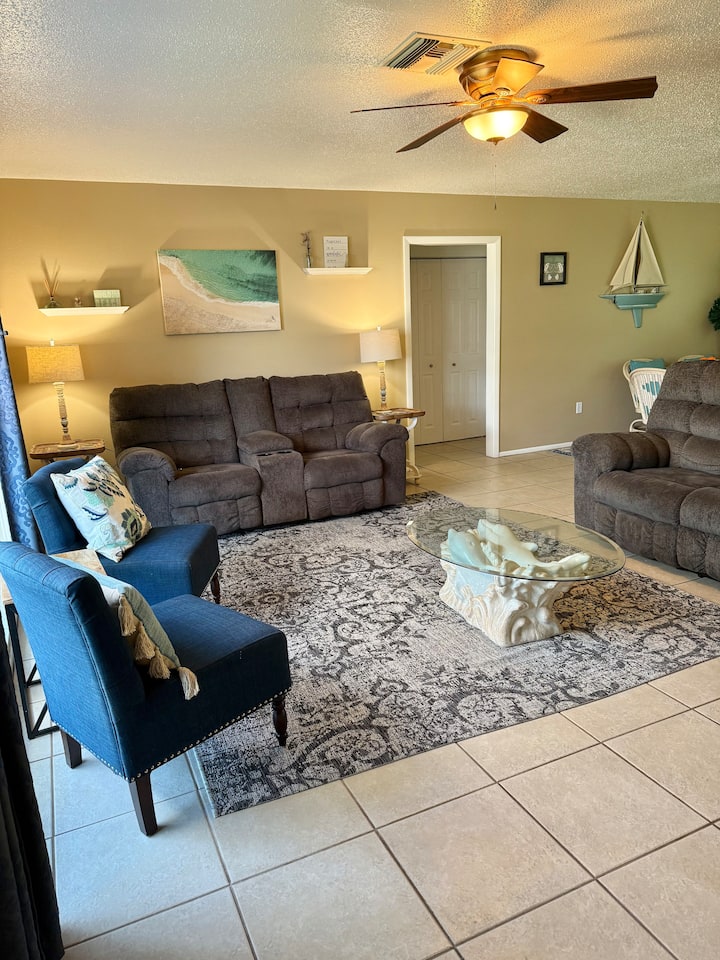Paws & Poolside Retreat: Cozy 2 Bed, 2 Bath, Pool - North Port, FL