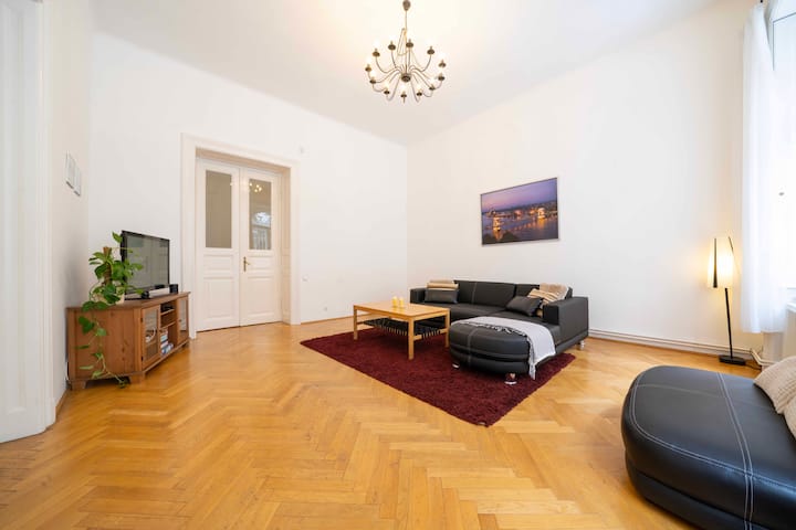 Spacious 4-bedroom Apartment + 2 Bathrooms - Budapest