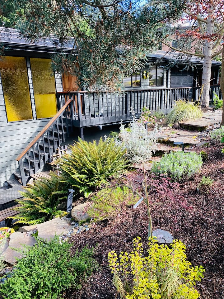 Lush North Beach Tree House Guest Suite - Seattle, WA