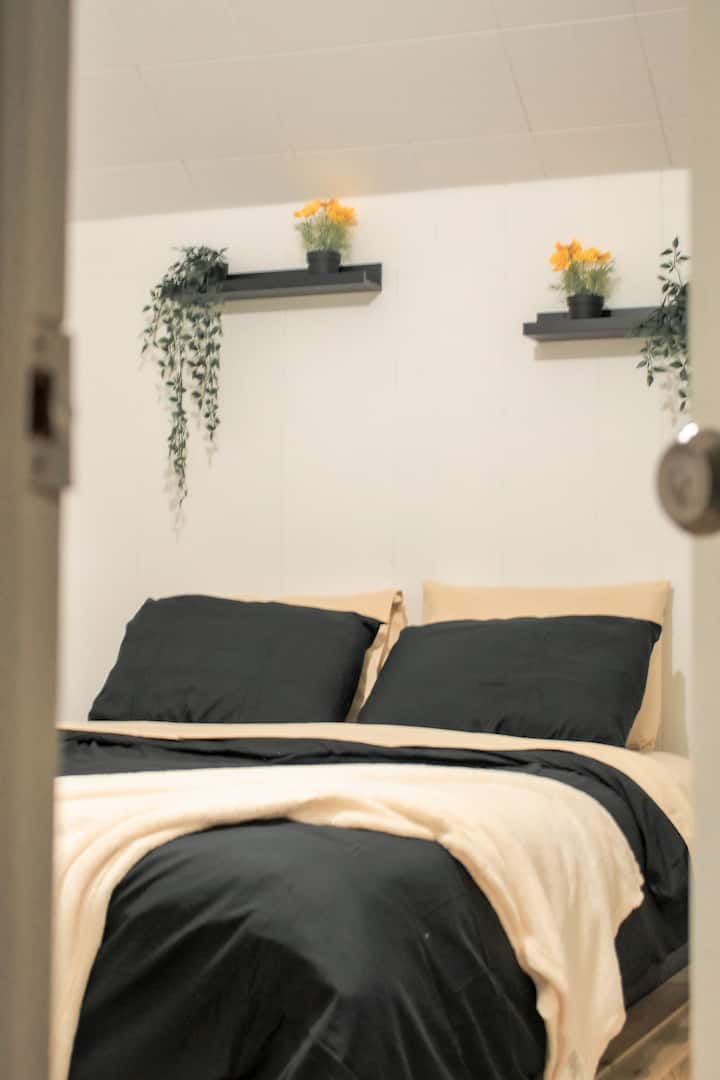 Dreamy Lakefront | Firepit, Large Yard, Waterfront - Napanee