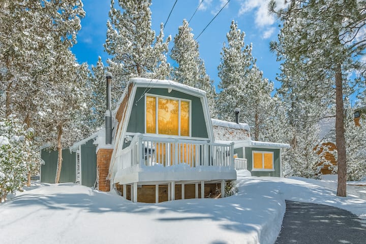 Oso Still Cabin ★ Hot Tub ★Near The Slopes - Snow Summit Ski Resort, CA