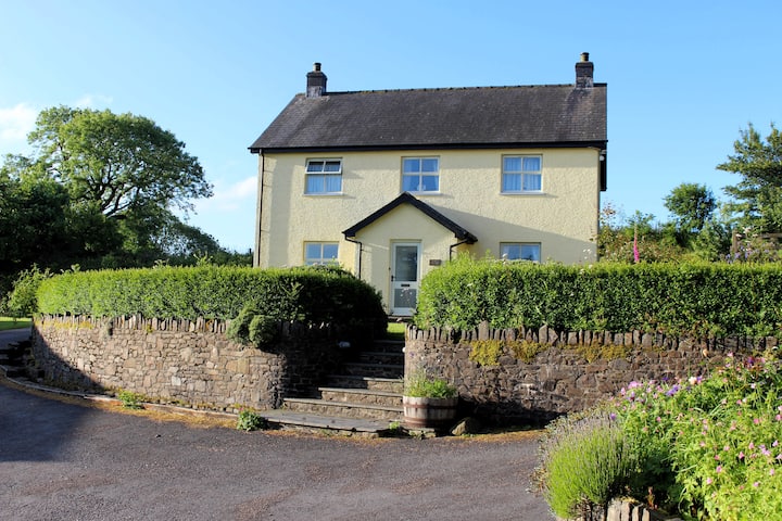 Farmhouse With Jacuzzi Hot Tub & Views - Aberaeron