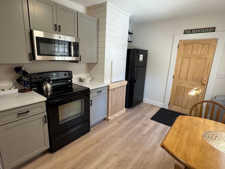 Updated Farmhouse Apt Close To Williams & Massmoca - North Adams, MA